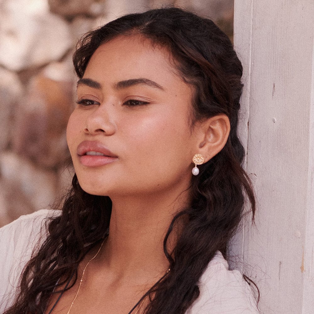 Daisy Pearl Drop Earrings 18ct Gold Plate – Daisy London