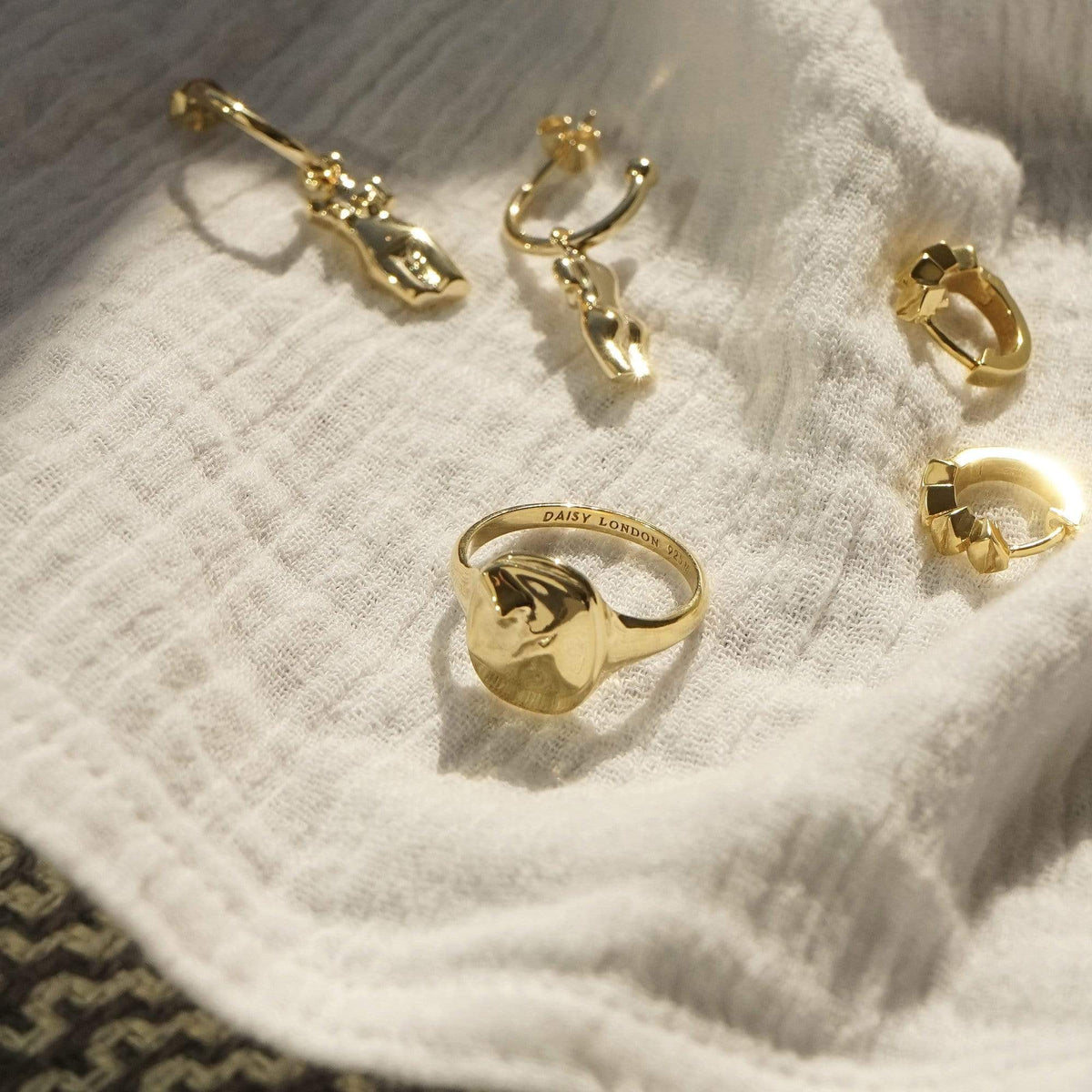 Alexa Ring 18ct Gold Plate – Daisy London